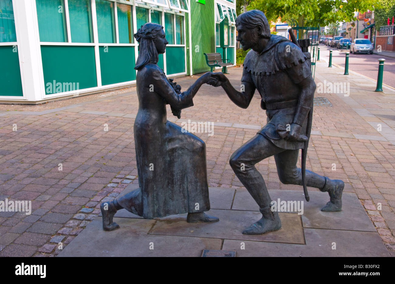 ROBIN HOOD and MAID MARION statue in village of Edwinstowe ...
