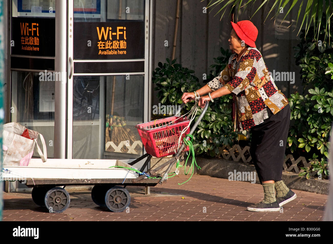 China hong kong old woman hi-res stock photography and images - Alamy