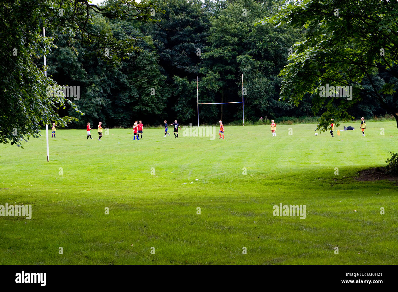 Boys playing football england hi-res stock photography and images - Alamy