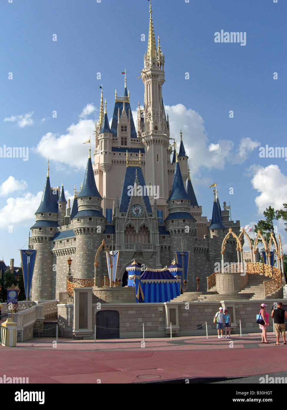 Cinderellas castle magic kingdom hi-res stock photography and images ...
