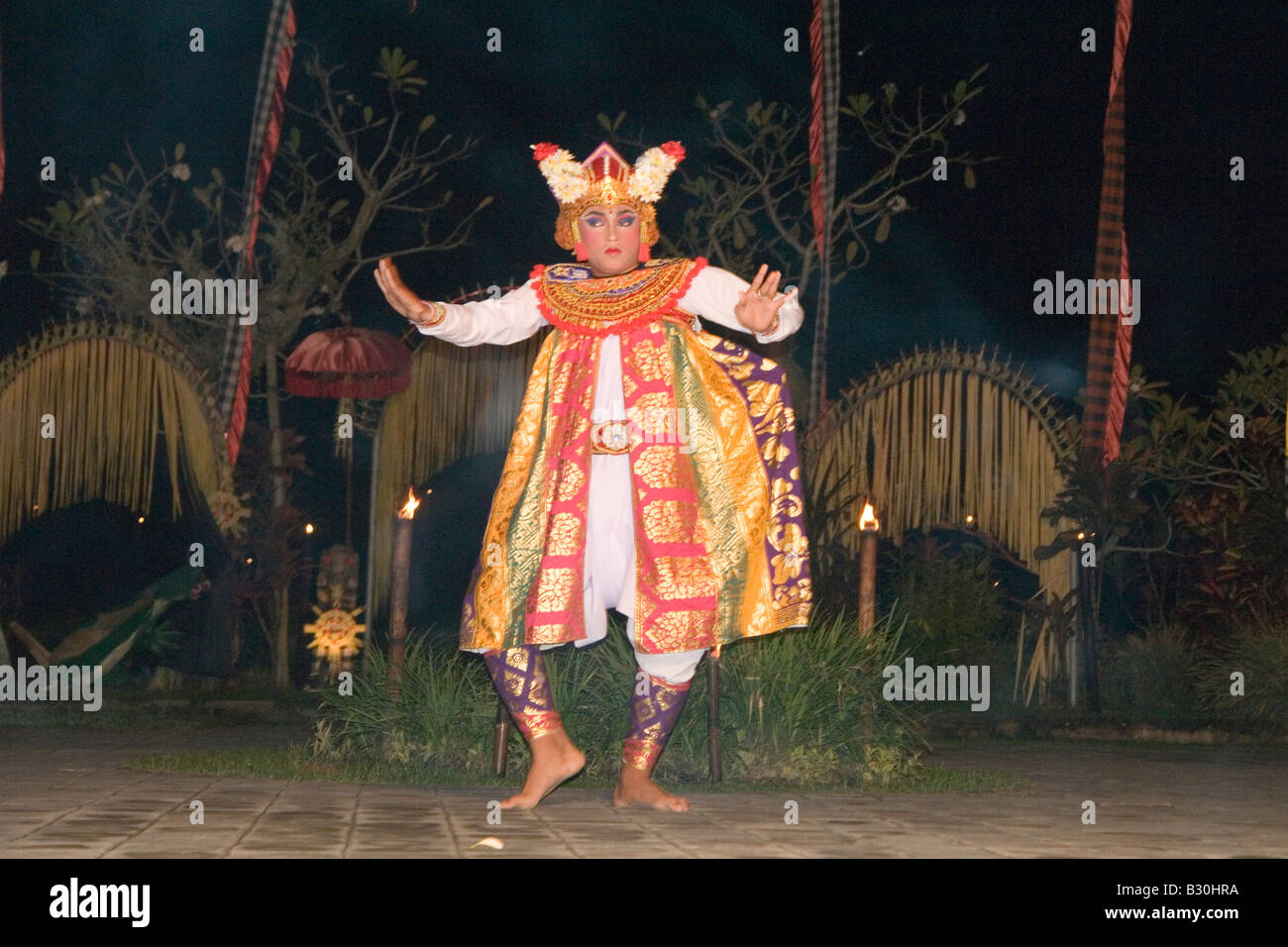The Prince in the Frog dance (Bali - Indonésia). Le Prince de la danse ...