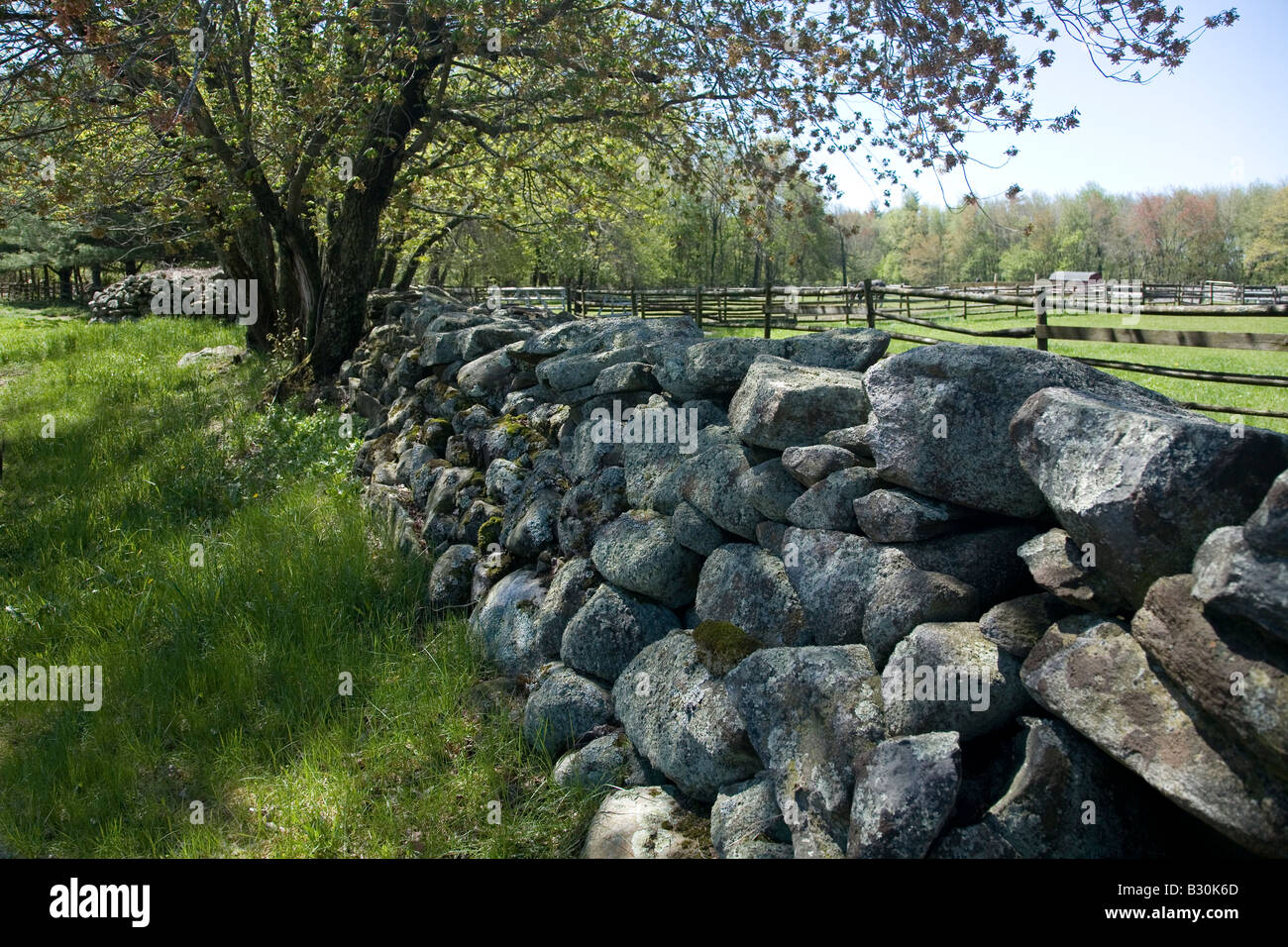 Stone fence hi-res stock photography and images - Alamy