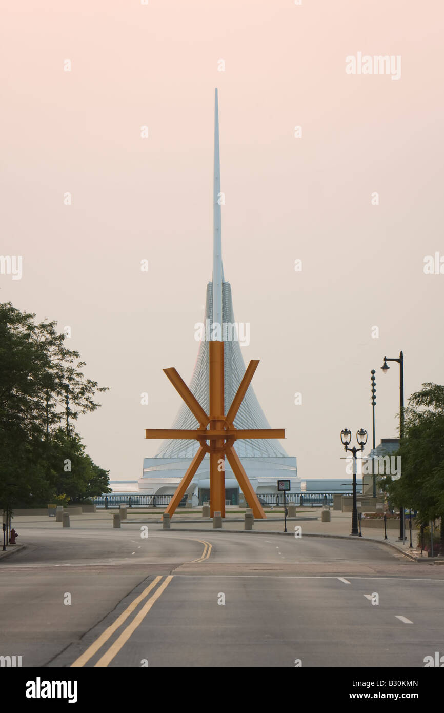 Starburst statue in front of Milwaukee Art Museum Stock Photo - Alamy