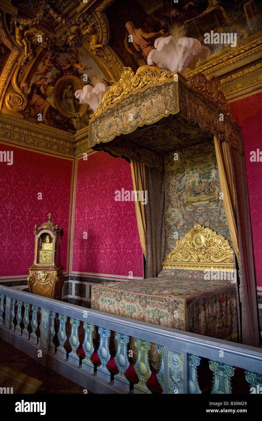 Canopy bed in Salon de Mercure, Salon of Mercury, Chateau de Versailles ...