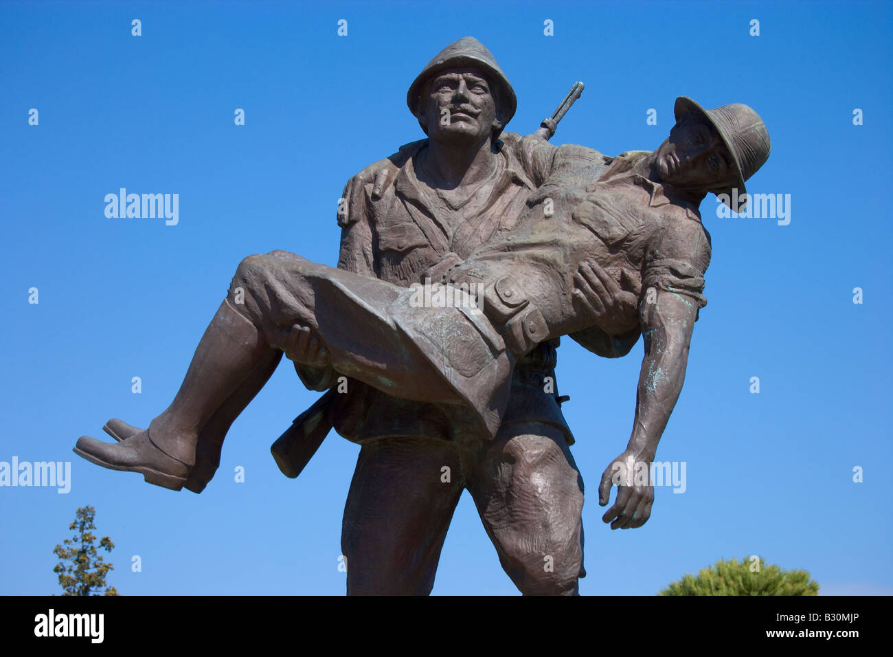 Statue of a Turkish soldier carrying an injured ANZAC soldier back to ...