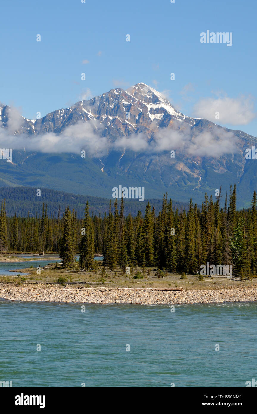 Pyramid snow capped mountains hi-res stock photography and images - Alamy