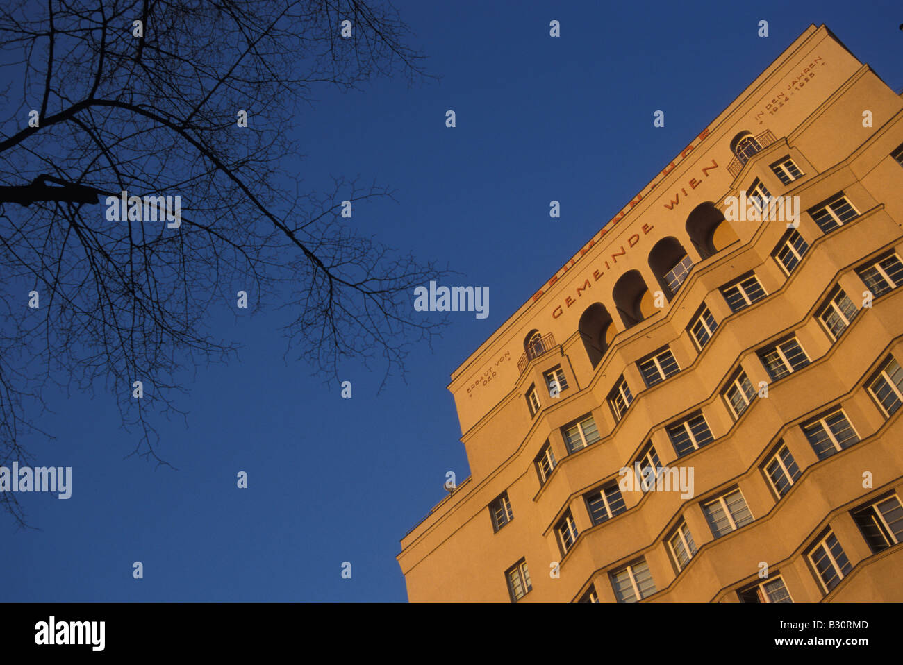 community-subsidized tenement buildings Reumannhof Stock Photo - Alamy