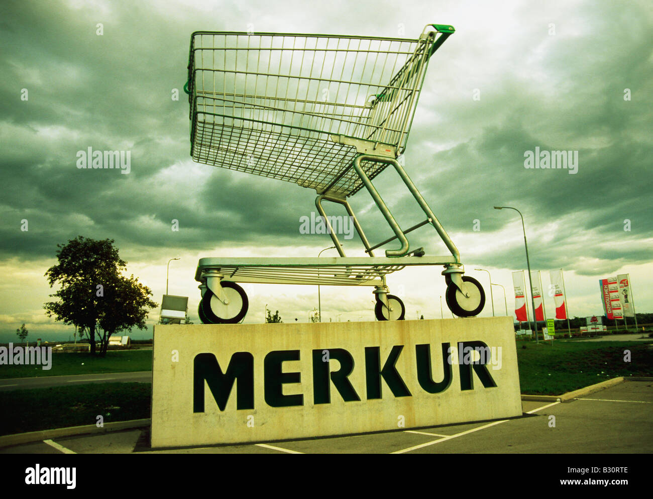 Giant trolley at the parking place of a supermarket Stock Photo - Alamy
