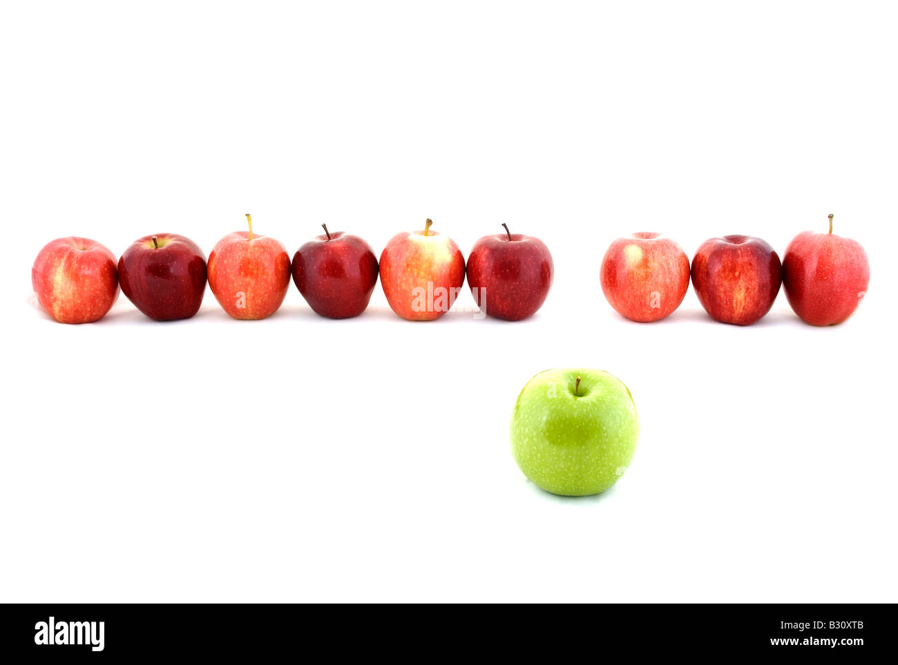 A line of red apples with one green apple Stock Photo - Alamy