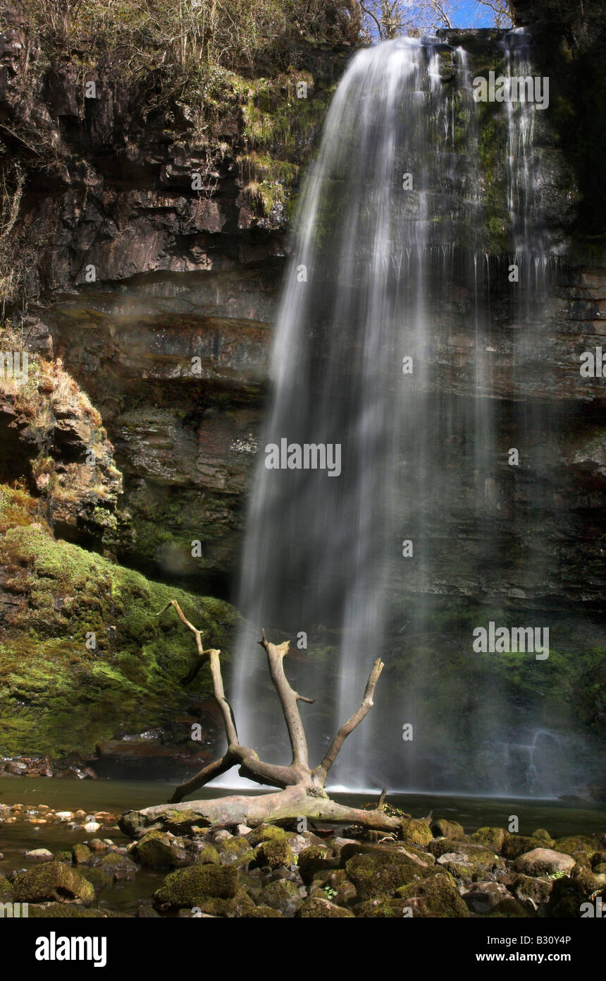 Uk gb water fall splash splashing spraying hi-res stock photography and ...