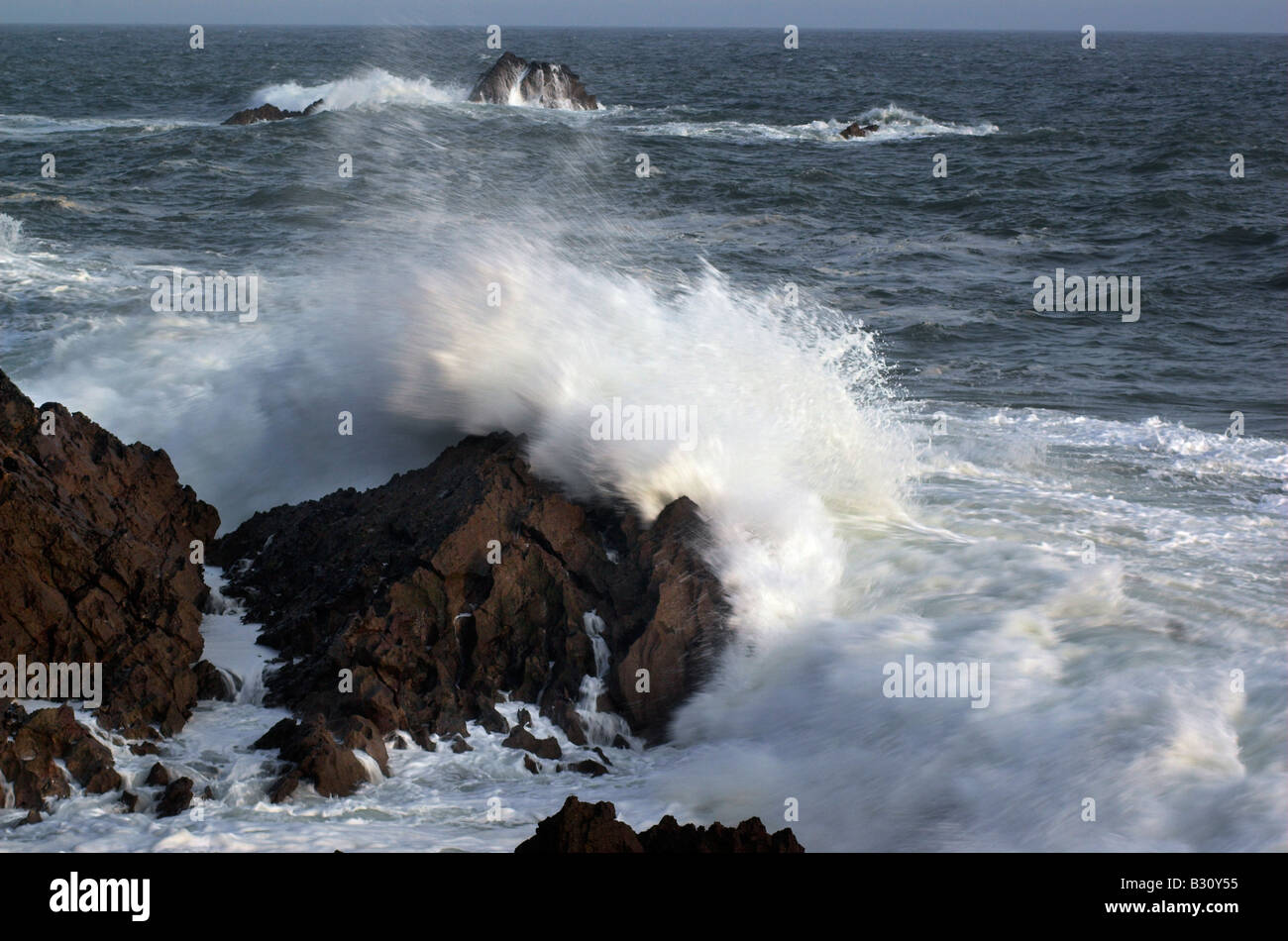 Ocean waves moving on rocks hi-res stock photography and images - Alamy