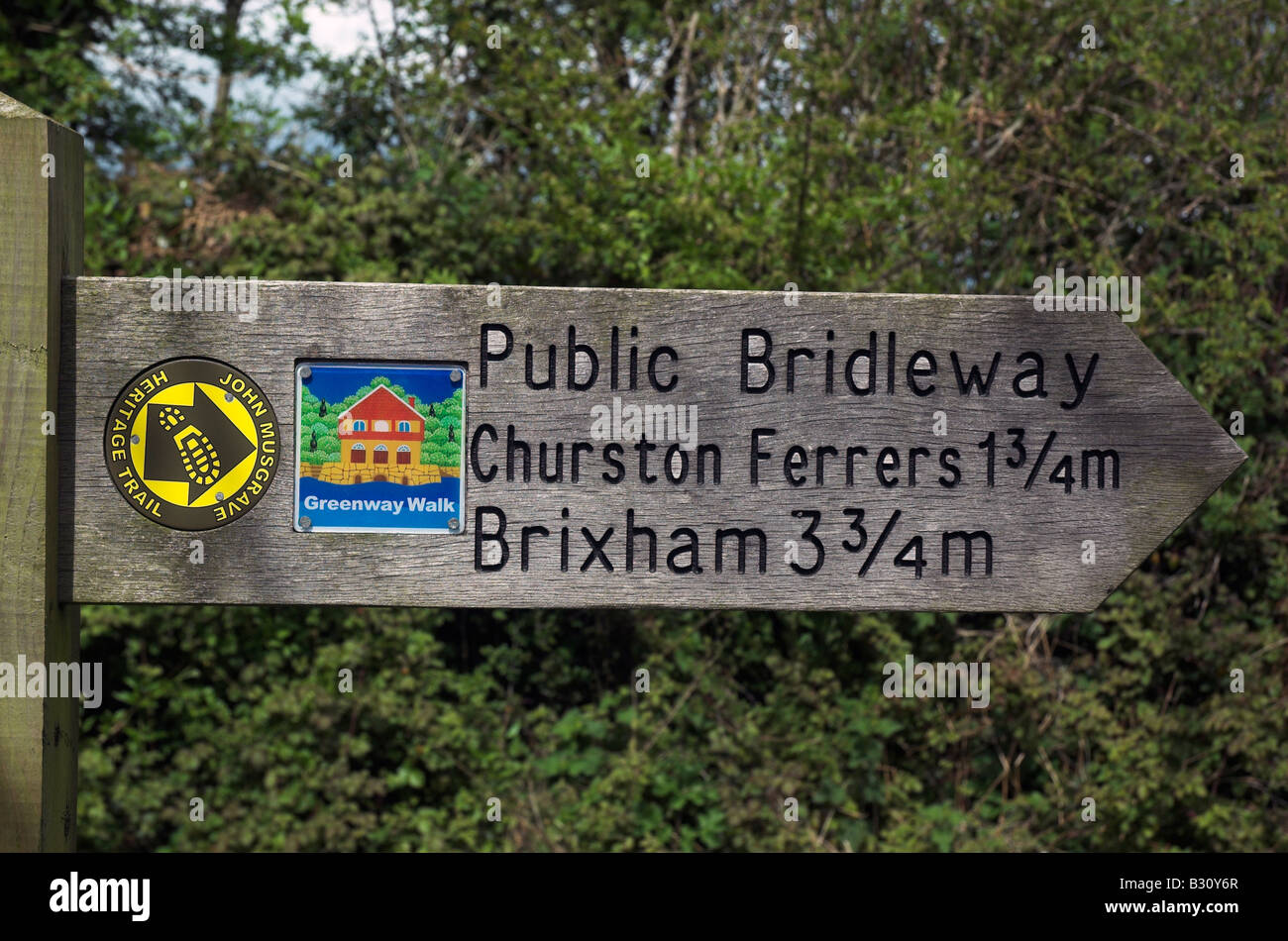 Wooden footpath sign hi-res stock photography and images - Alamy