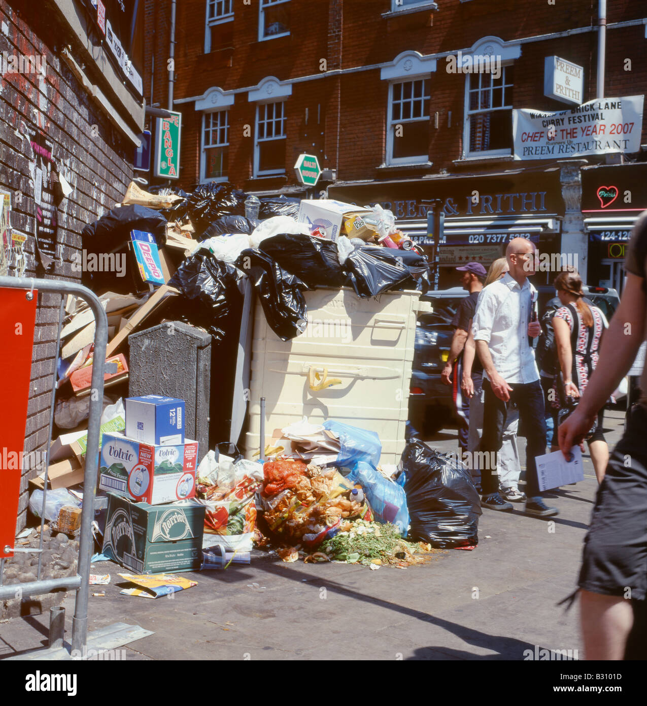Trash on street corner hi-res stock photography and images - Alamy