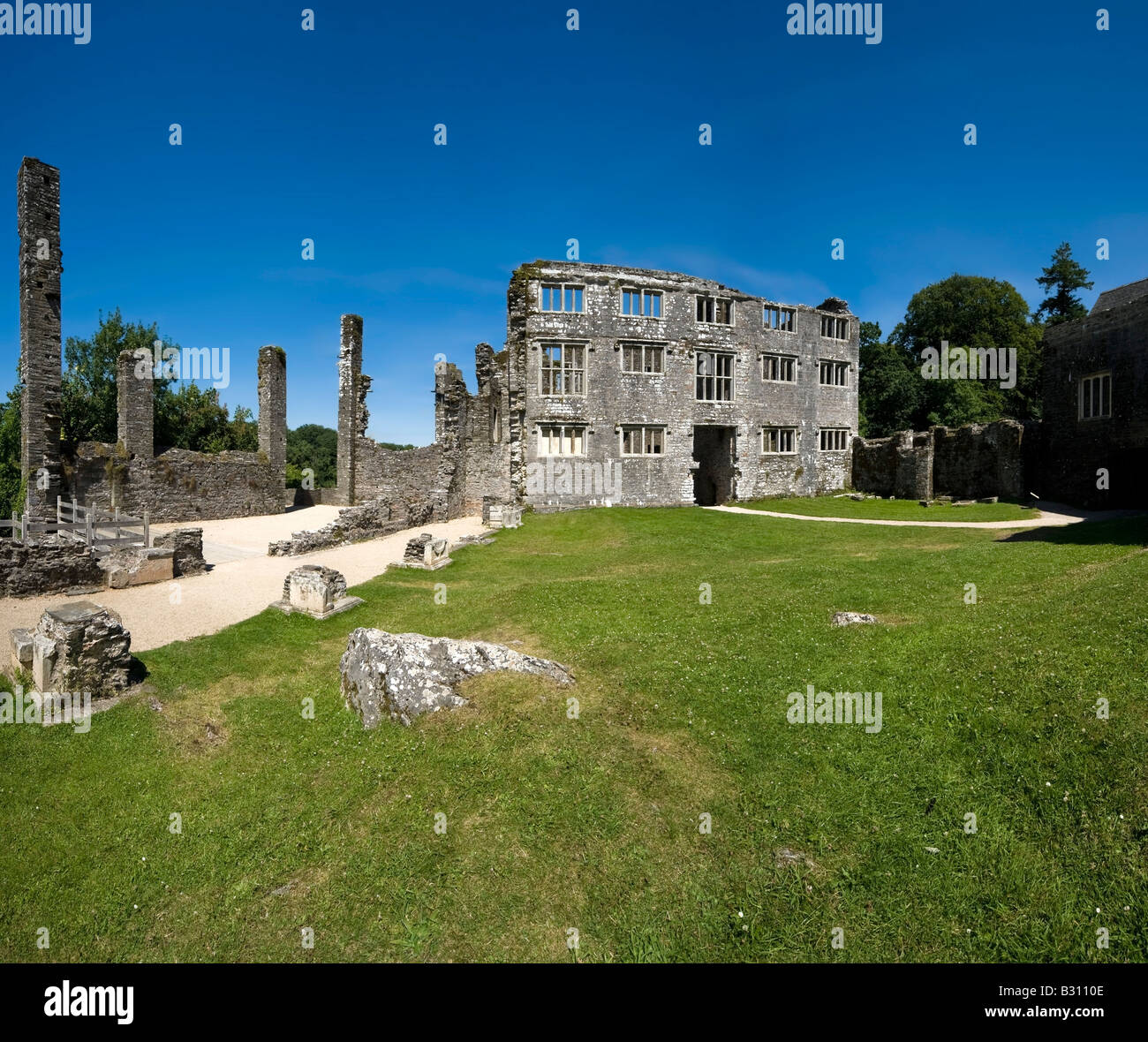 the ruined castle of berry pomeroy totnes devon Stock Photo - Alamy