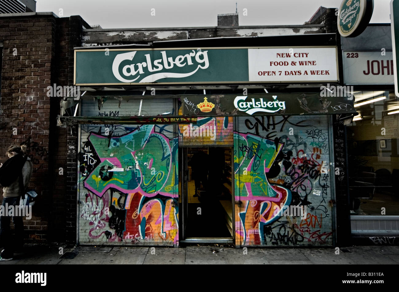Off license shop london england hi-res stock photography and images - Alamy