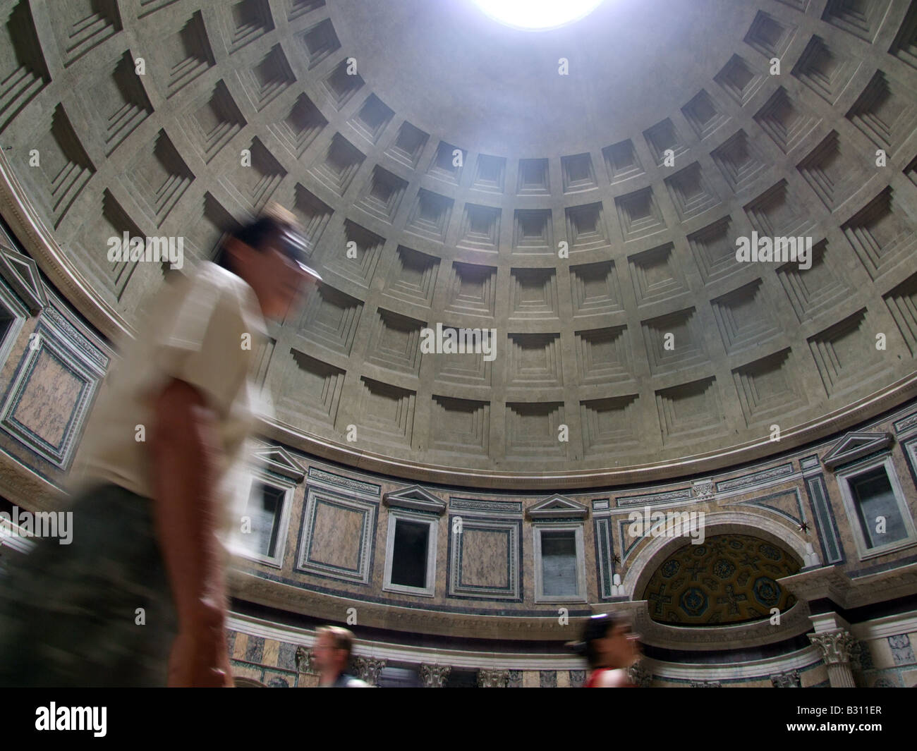 tourists visitors inside the pantheon in rome Stock Photo - Alamy