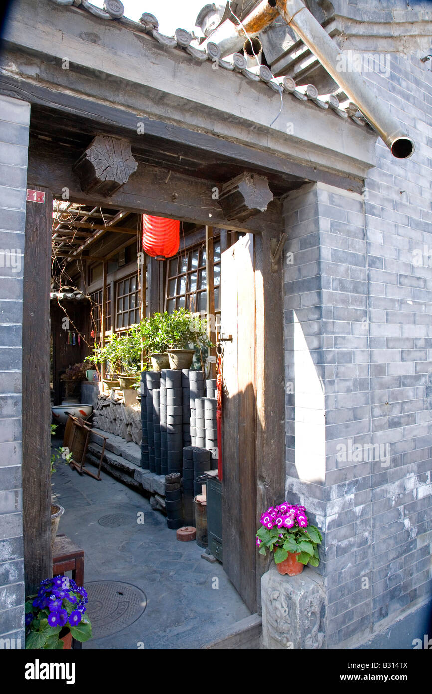Entrance to a traditional Chinese hutong house on Nan Luogu Xiang Stock ...
