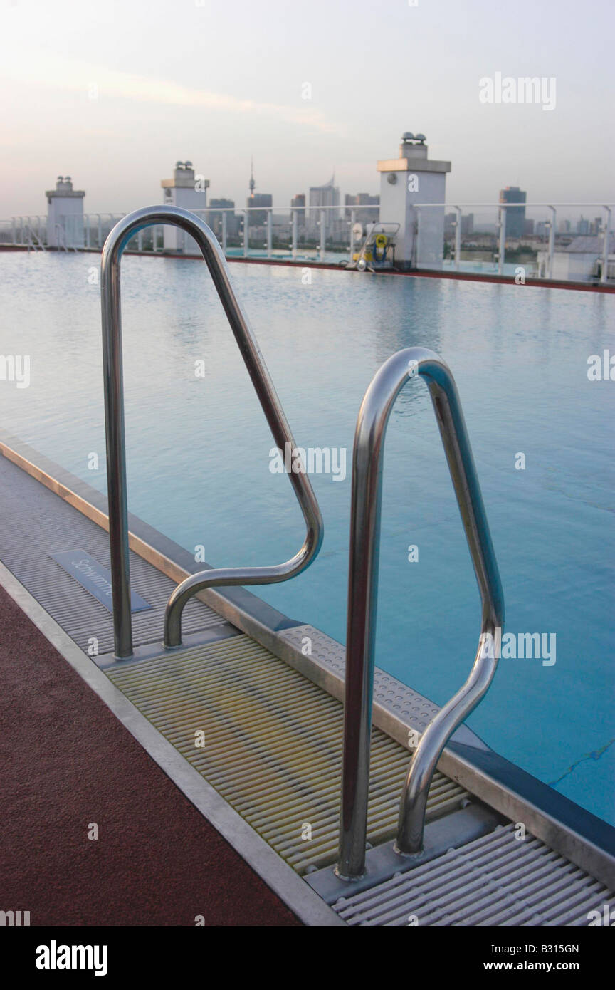 Pool on top hi-res stock photography and images - Alamy