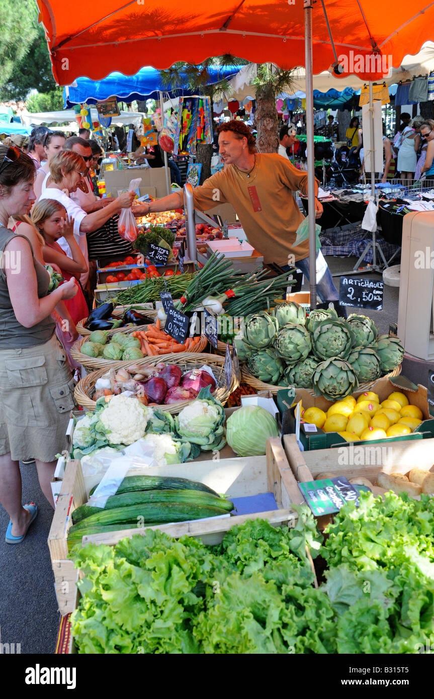 Vegetable market hi-res stock photography and images - Alamy