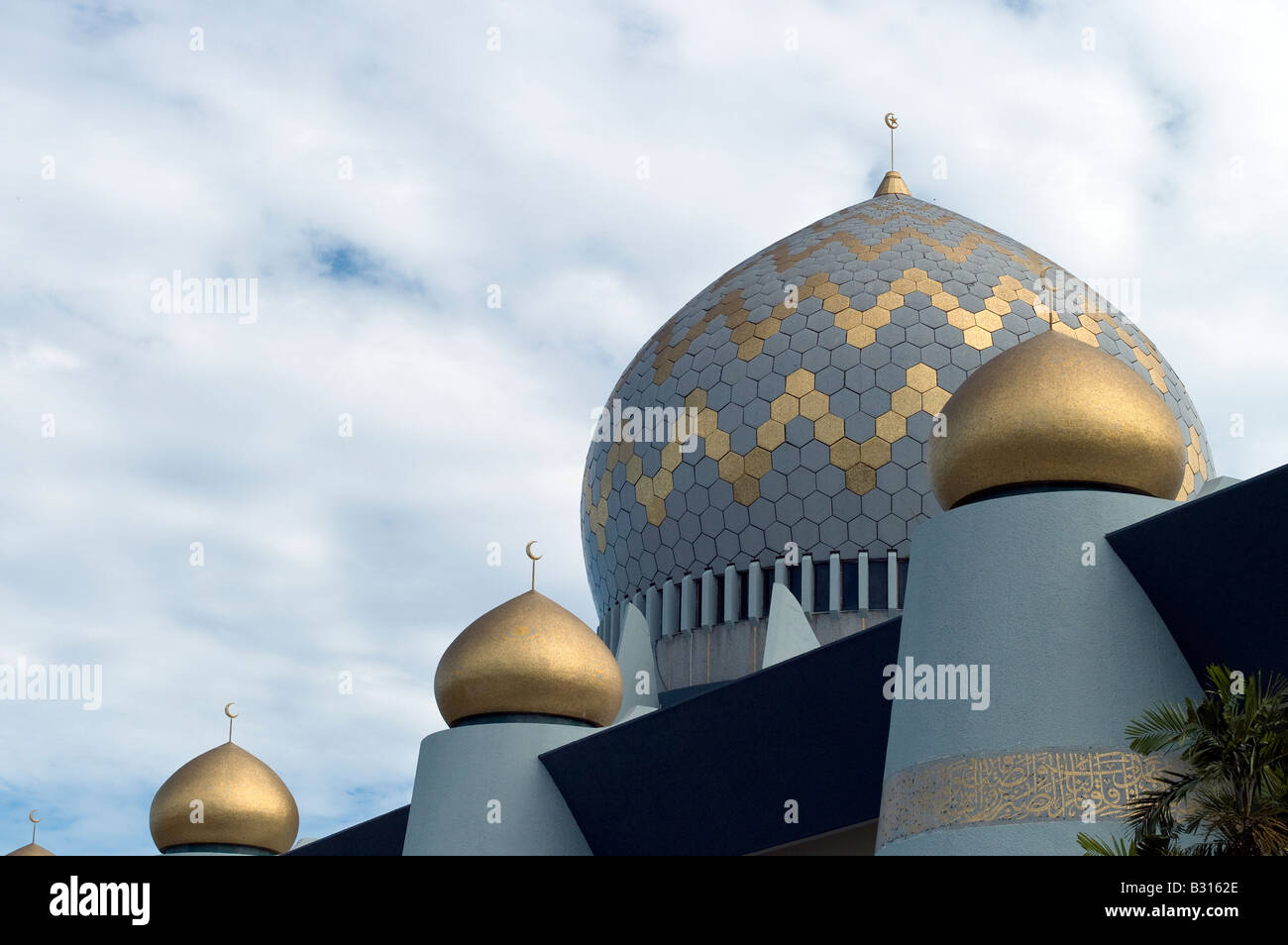 Borneo Kotakinabalu the city mosque Stock Photo - Alamy