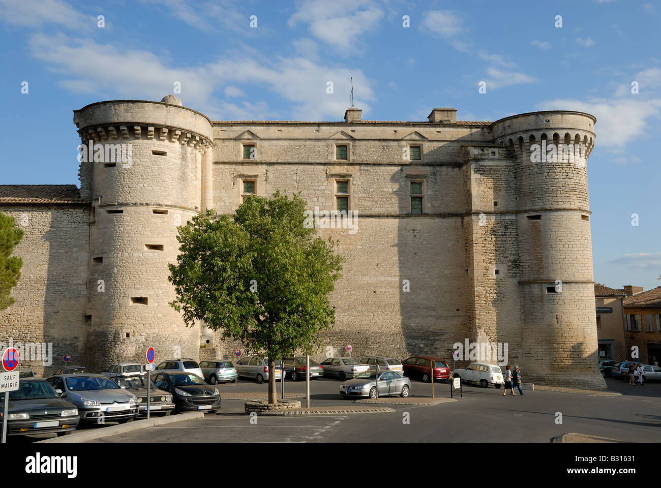 Gordes france castle hi-res stock photography and images - Alamy