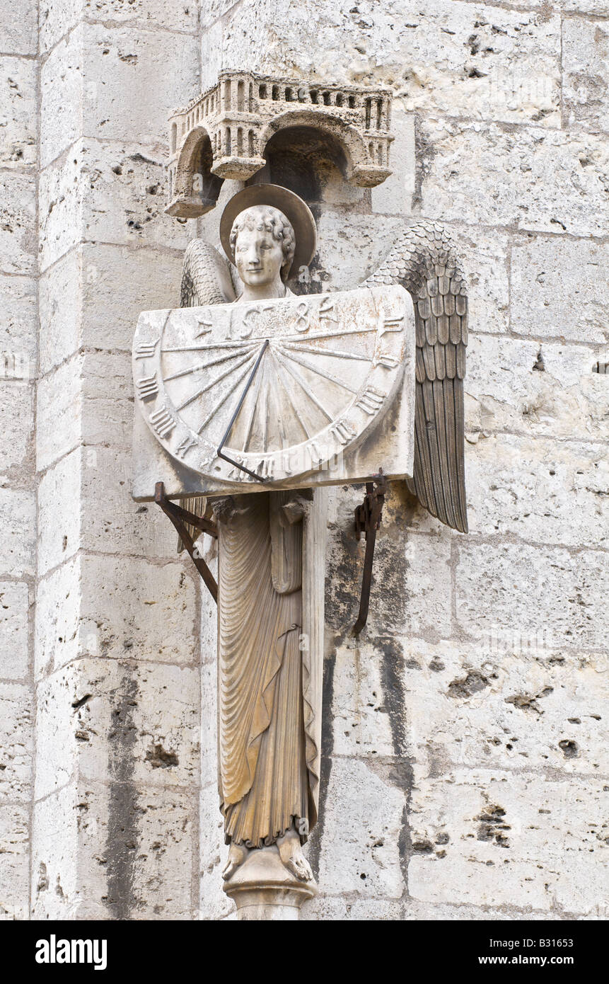 Statue chartres cathedral hi-res stock photography and images - Alamy
