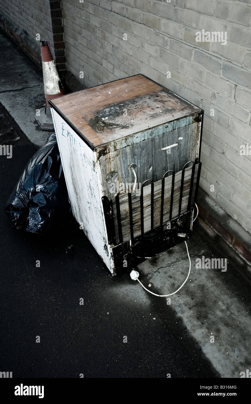 Fridge freezer street hi-res stock photography and images - Alamy