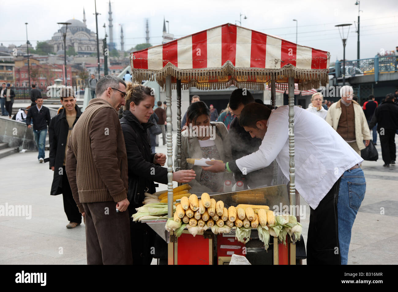 TUR Turkey Istanbul Food stand sweet corn Stock Photo - Alamy