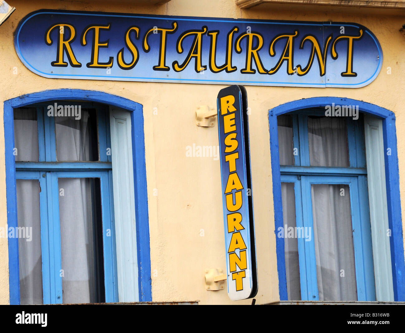 RESTAURANT SIGN ON BUILDING Stock Photo - Alamy