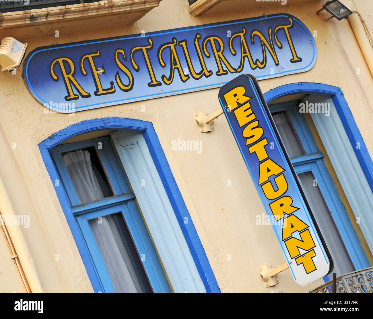 RESTAURANT SIGN ON BUILDING Stock Photo - Alamy