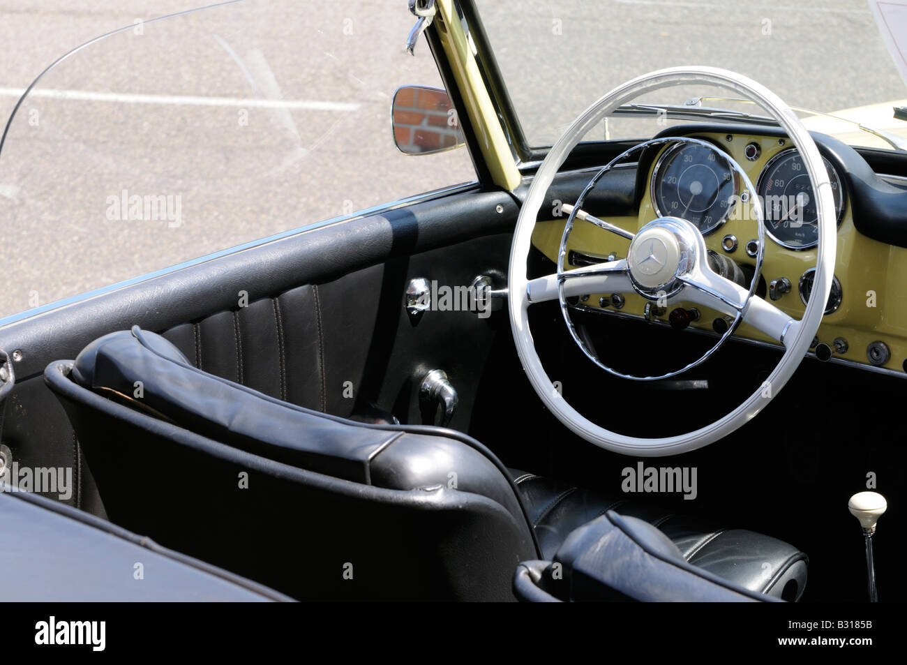 Mercedes benz 190 sl steering wheel hi-res stock photography and images ...