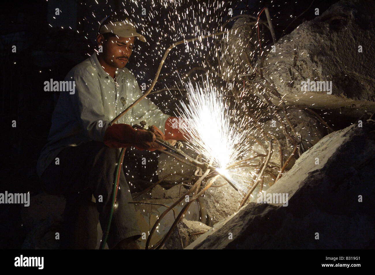 Arab man cutting metal without protective mask Stock Photo - Alamy