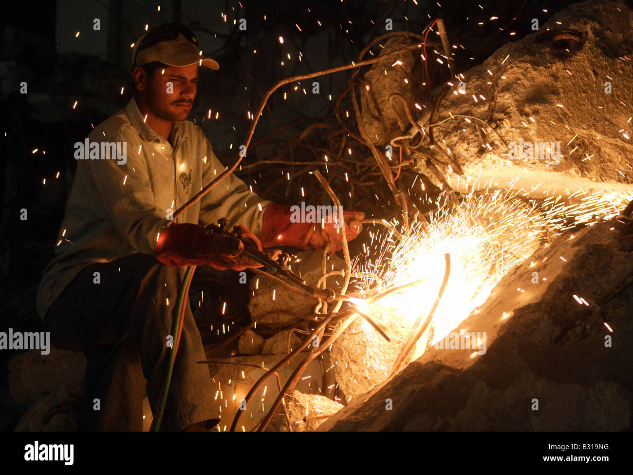 Man welding without protective mask hi-res stock photography and images ...