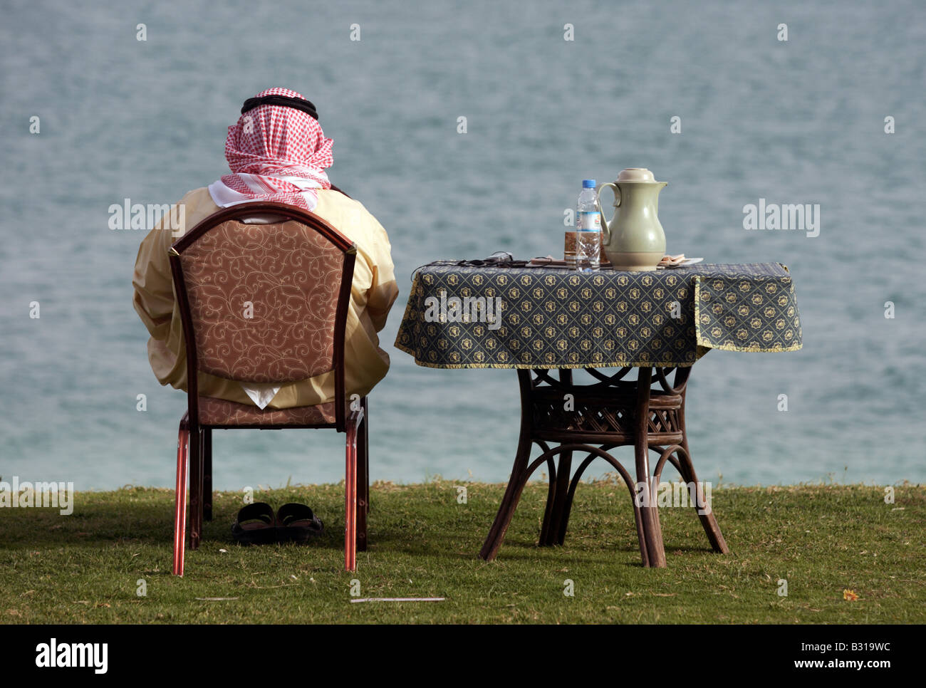 Man sit picnic table hi-res stock photography and images - Alamy