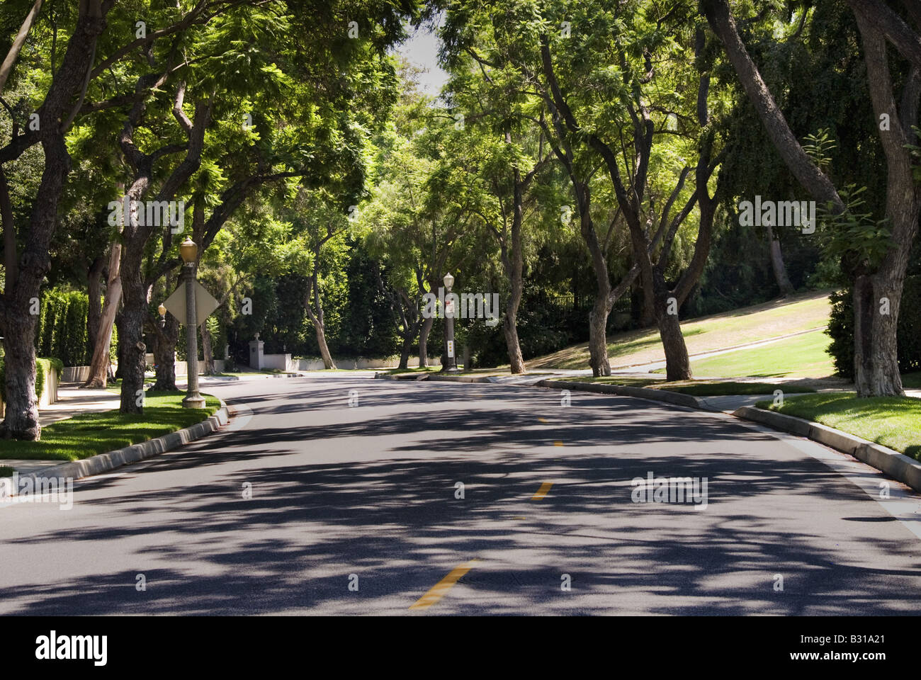 Curved road in neighborhood hi-res stock photography and images - Alamy