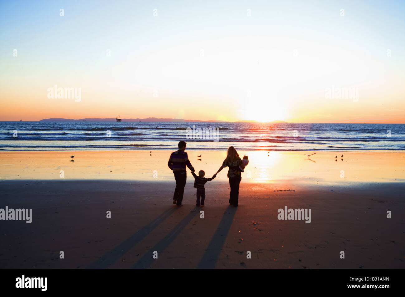 Hands across the sea hi-res stock photography and images - Alamy