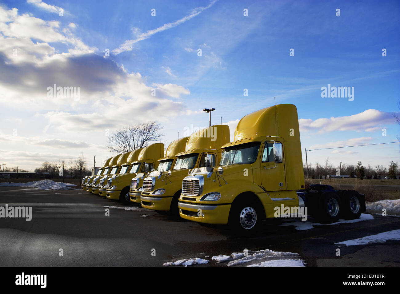 Yellow big rig hi-res stock photography and images - Alamy