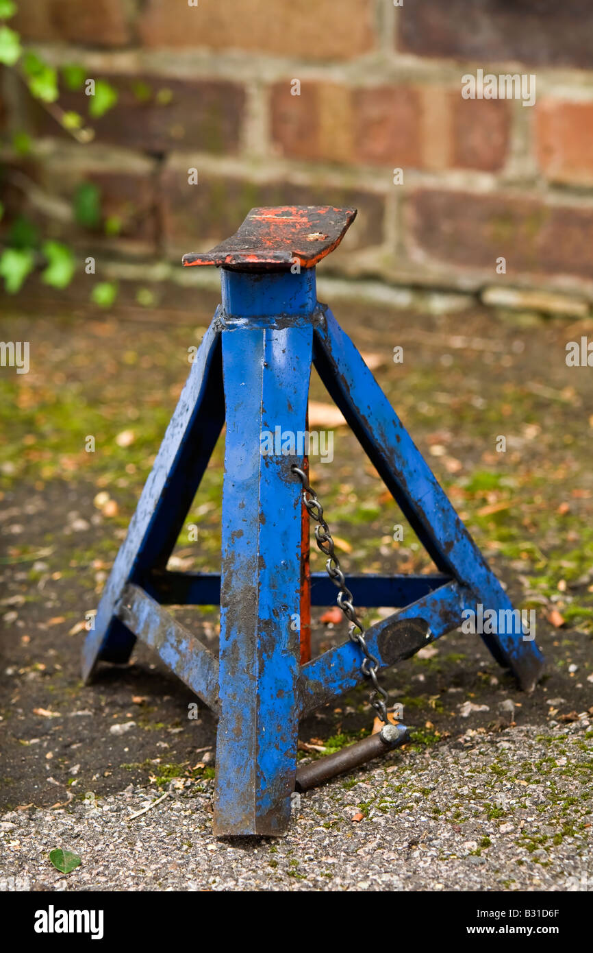 Car axel stand hi-res stock photography and images - Alamy