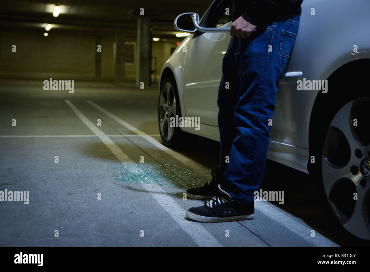 Thief breaking in car crowbar hi-res stock photography and images - Alamy