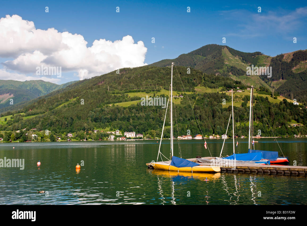 Boats mountains hi-res stock photography and images - Alamy