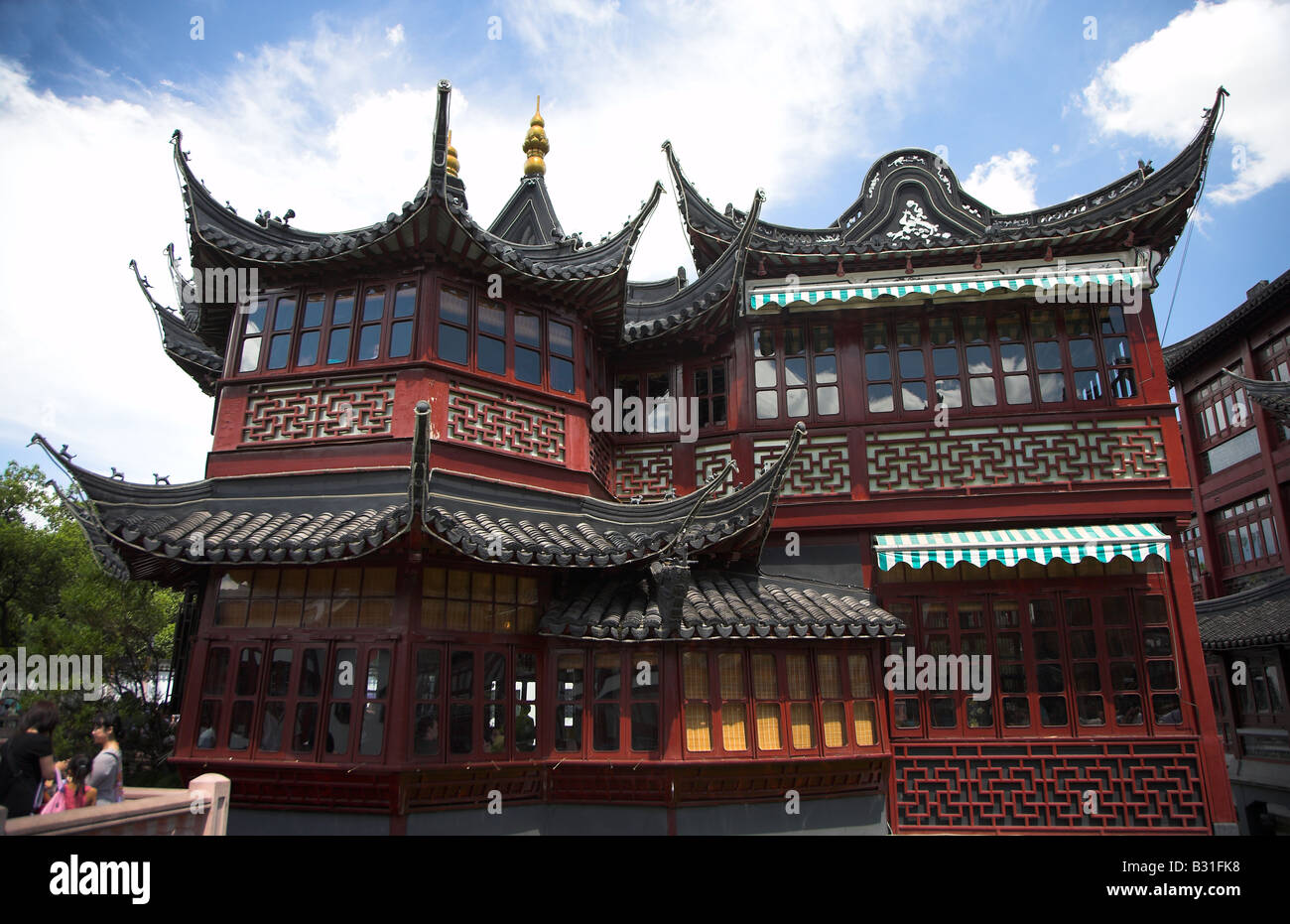 Shops and markets built in the traditional chinese style at the Yuyuan ...