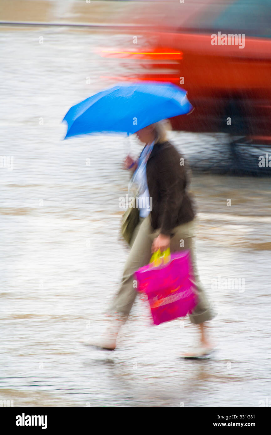 PEDESTRIANS CROSSING STREET IN RAIN Stock Photo - Alamy