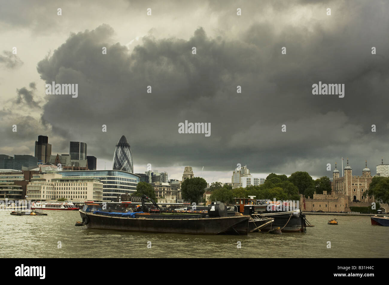 Dark clouds over london hi-res stock photography and images - Alamy