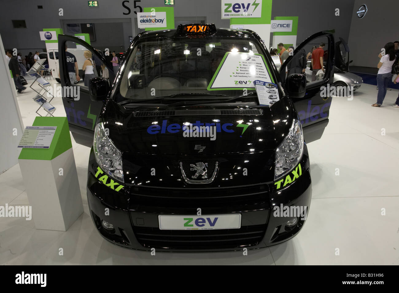 Licensed taxi uk hi-res stock photography and images - Alamy