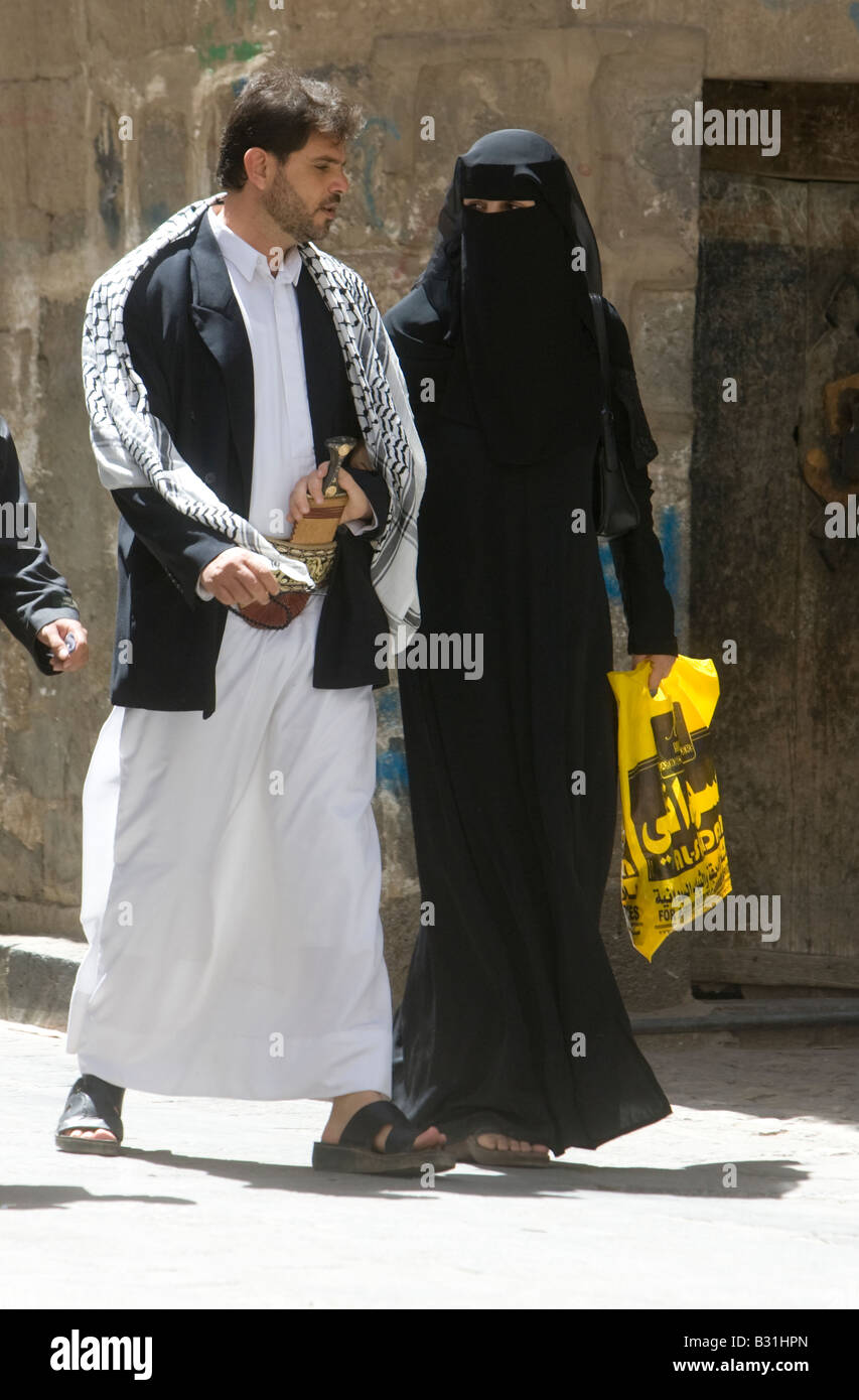 Yemeni woman hi-res stock photography and images - Alamy