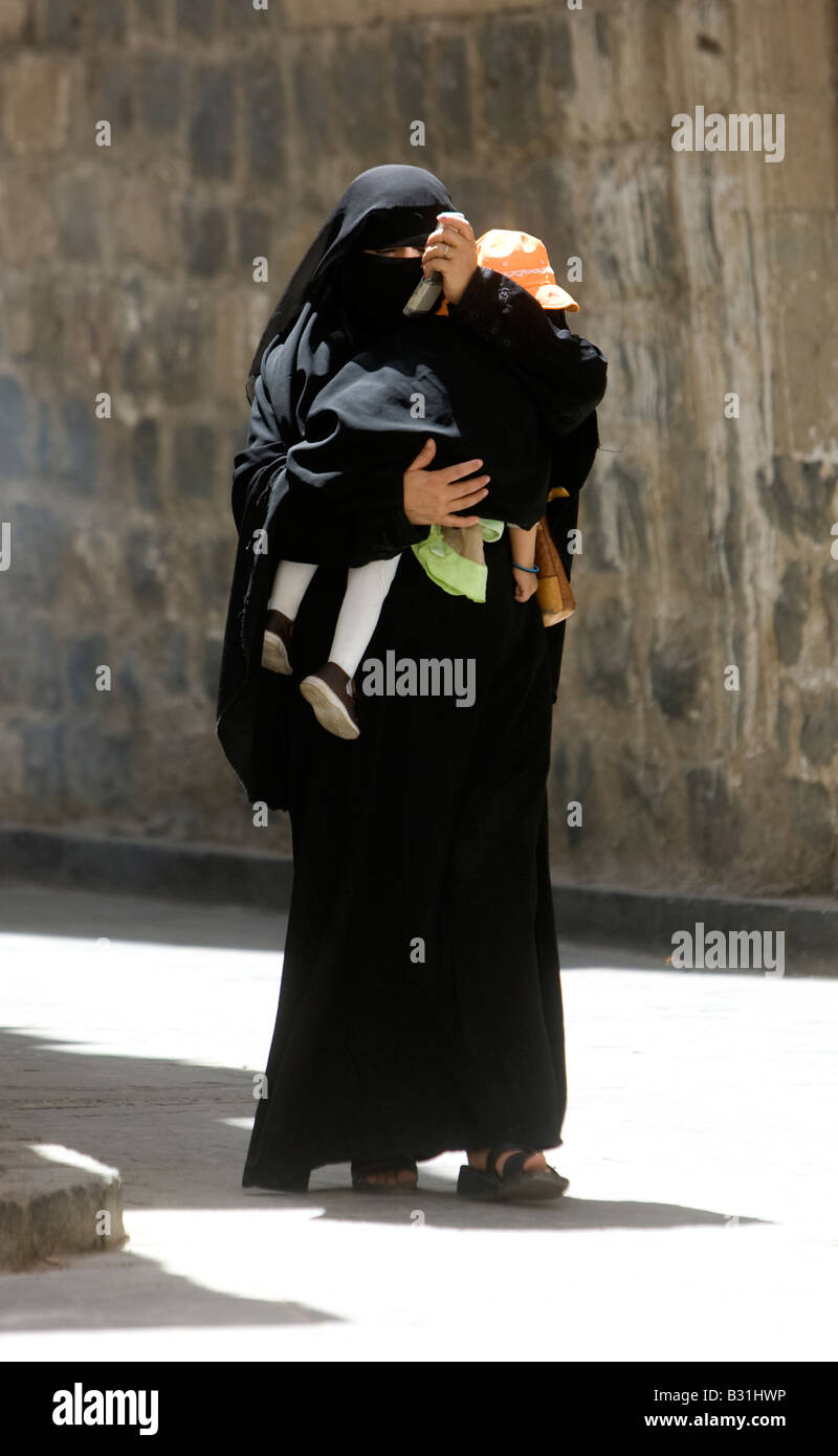 Muslim woman wearing traditional clothing Stock Photo - Alamy