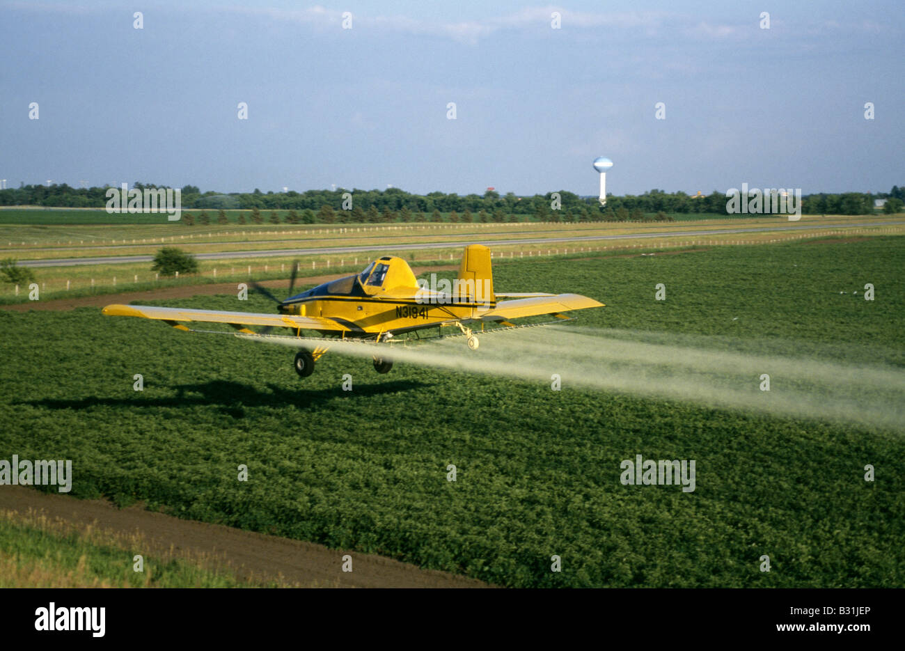 CROP DUSTER SPRAYING A FIELD OF POTATOES/ MINNESOTA Stock Photo - Alamy