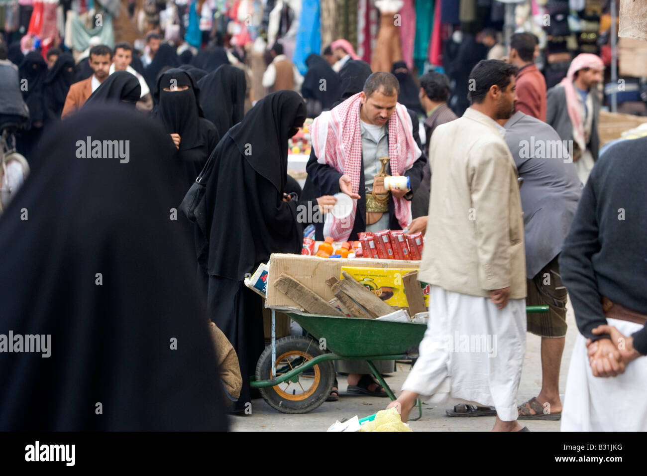 Muslim women wearing traditional clothing Stock Photo - Alamy
