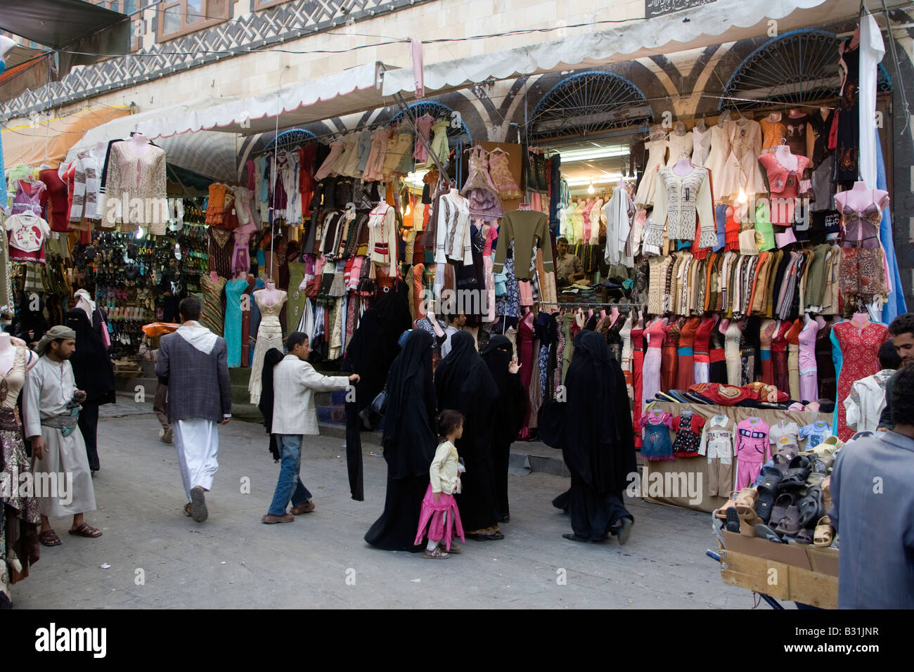 Muslim women wearing traditional clothing Stock Photo - Alamy