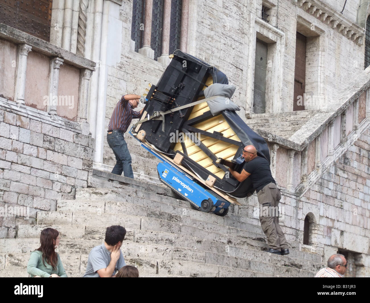 Removal men piano hi-res stock photography and images - Alamy
